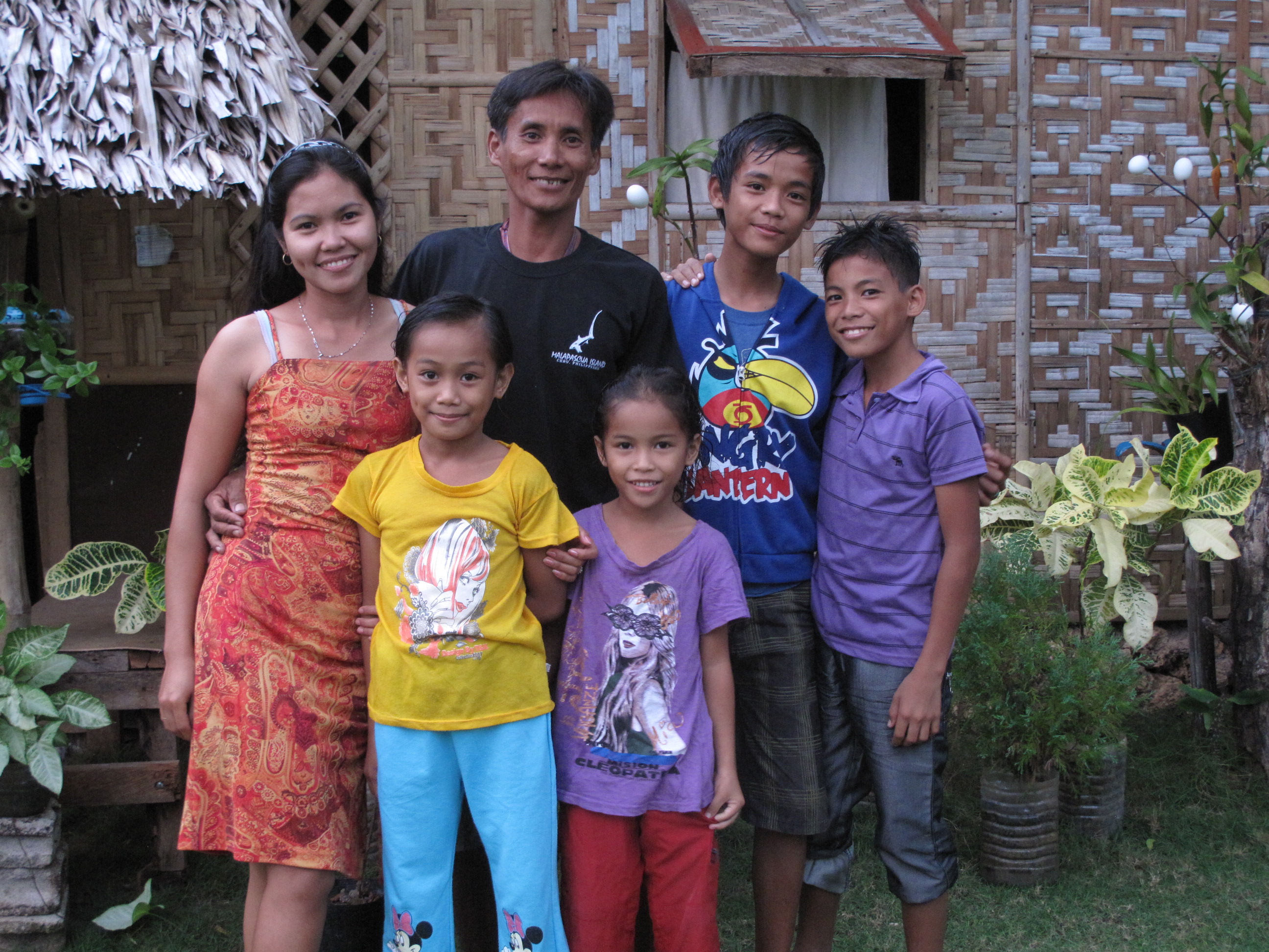 ADVENTUROUS TRAVELLERS LIVE LIKE LOCALS IN THE PHILIPPINES